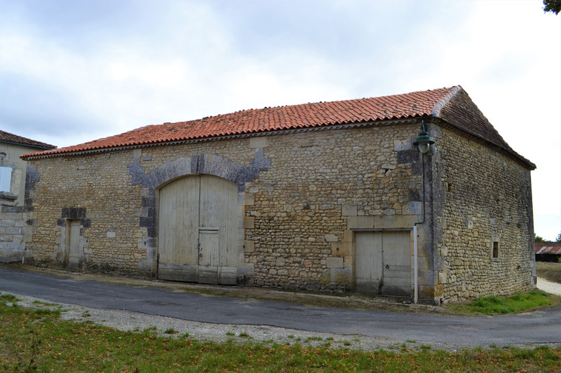 Barn in Magnac-Lavalette-Villars - Charente - Barn with garden in a ...